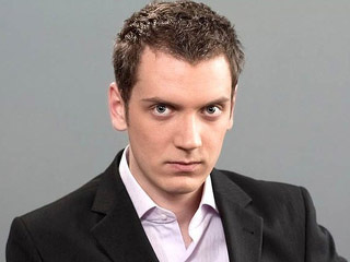 Riješite križaljku: Znate li ko je tv voditelj na slici?