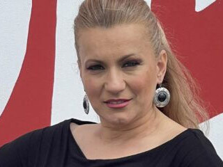 Riješite križaljku: Znate li ko je pjevačica na slici?