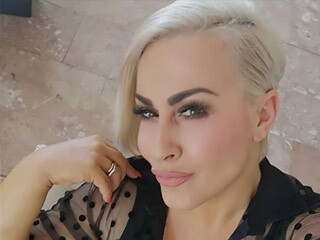 Riješite križaljku: Znate li ko je pjevačica na slici?