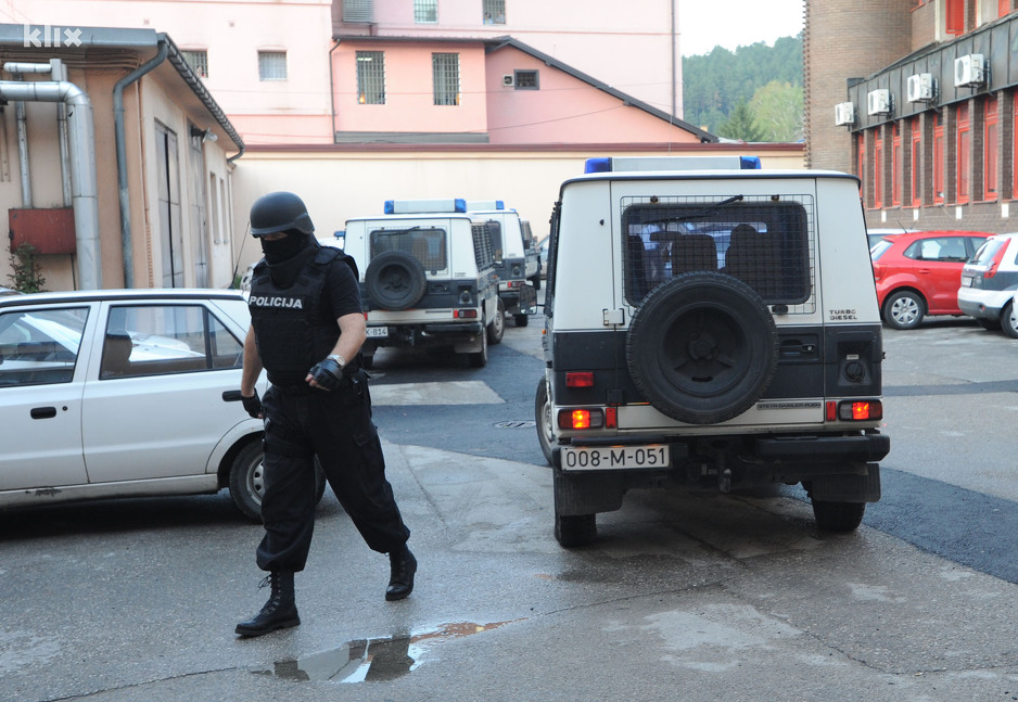 Uhapšena četiri dilera iz Gračanice, kod jednog pronađen puškomitraljez ... Uhapšena četiri dilera iz Gračanice, kod jednog pronađen puškomitraljez ...