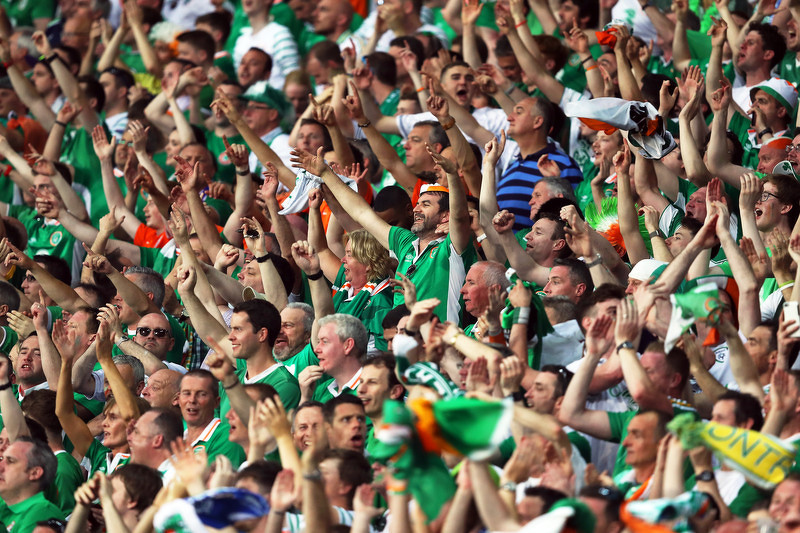 Emotivno proslavio pobjedu: Grb FK Sarajevo na zastavi navijača Irske