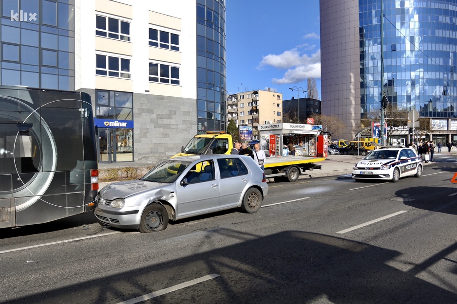 Lančani sudar dva automobila i autobusa u sarajevskom naselju Otoka prouzrokovao gužve