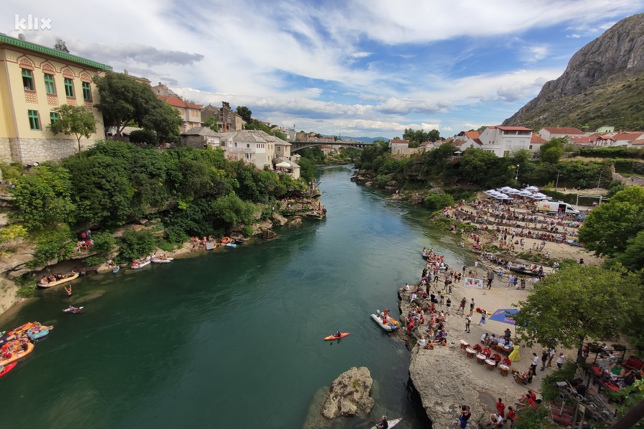 Počeli skokovi sa Starog mosta u Mostaru, 32 skakača u borbi za titulu ...