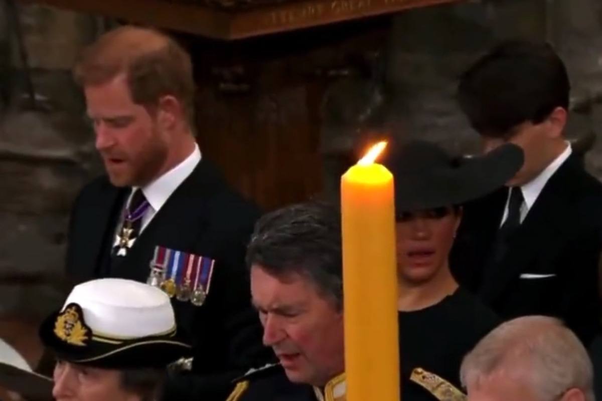 Harry i Meghan tokom kraljičinog sprovoda smješteni na kraj drugog reda