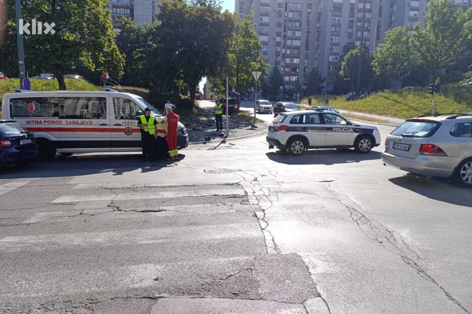 Težak udes u Sarajevu: Sudar dva vozila na Alipašinom Polju, povrijeđen pješak