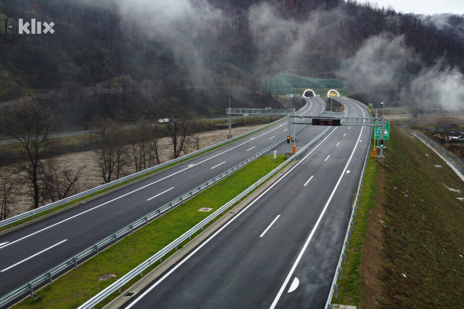 Snimili smo trasu autoputa od 11 kilometara od Nemile prema Žepču koja ...
