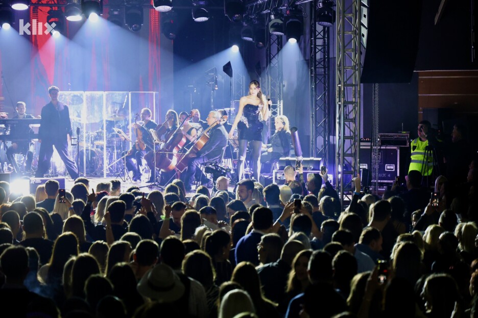 Emina Jahović priredila večer punu emocija u Sarajevu: Pjevala i ...