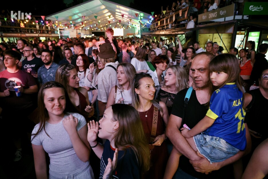 Grupa Helem Nejse održala koncert u Sarajevu, navijačka pjesma ...