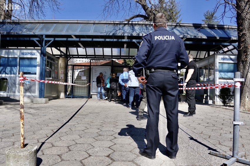 Na greškama se uči: Nakon jučerašnje gužve uspostavljen red na ulazu u KCUS Na greškama se uči: Nakon jučerašnje gužve uspostavljen red na ulazu u KCUS
