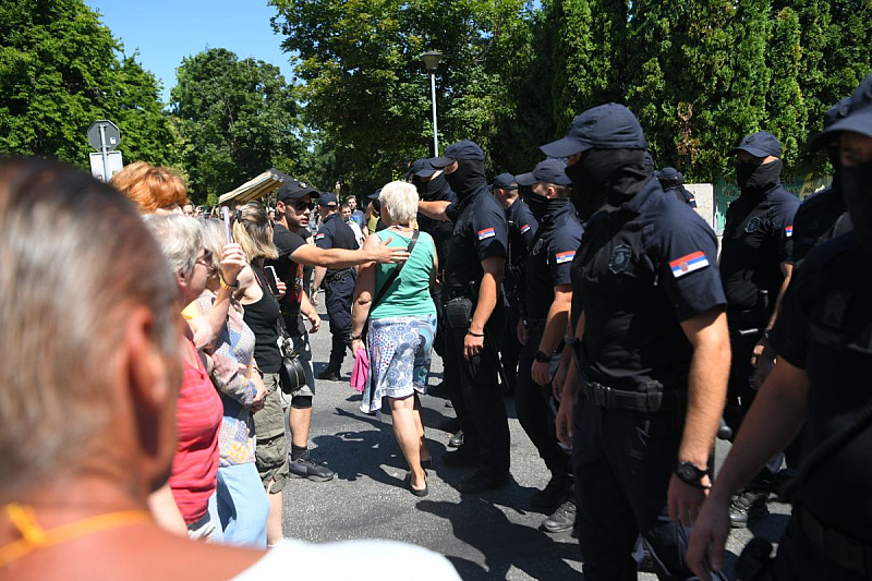 U Beogradu se stvari ne smiruju: Jutros počele nove blokade, policajci s fantomkama tjeraju građane