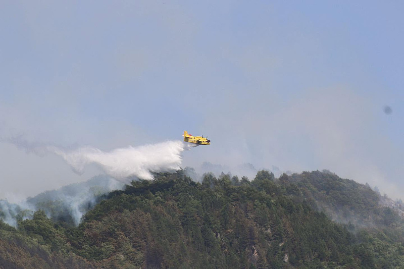 Kanader iz Hrvatske stigao u Prozor-Ramu, gasi veliki požar na ovom ...