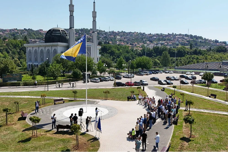 Novi Grad Sarajevo: Otvorena fontana u parku kod Istiklal džamije koji ...