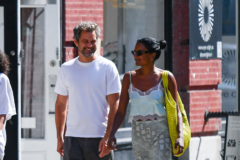 Nakon burnog razvoda slavni glumac snimljen u romantičnoj šetnji sa ...