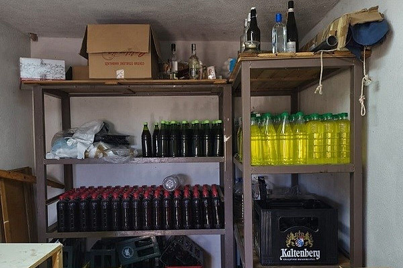 Carinska uprava Hrvatske iz porodične kuće oduzela 226 litara rakije ...