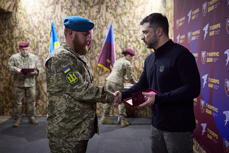 Zelenski posjetio Pokrovsk i odlikovao jedinice koje brane grad, obećao ...