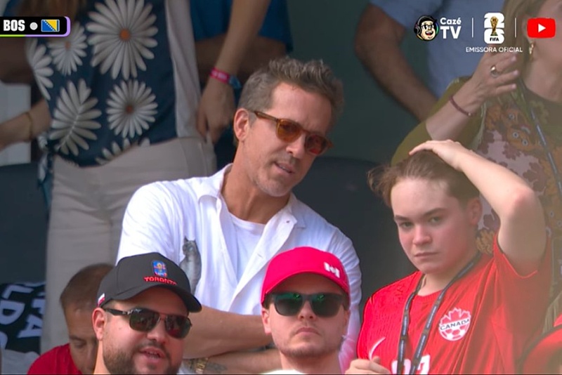 I holivudska zvijezda Ryan Reynolds prati utakmicu Zmajeva i Kanade ...