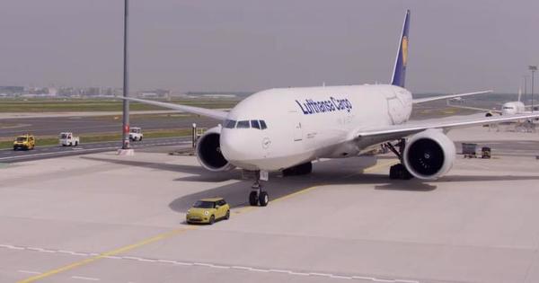 Električni Mini Cooper SE povukao Boeing 777F