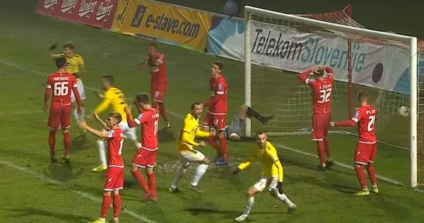 Nogometaš Maribora Amir Dervišević uhvatio golmana "na spavanju" i ...