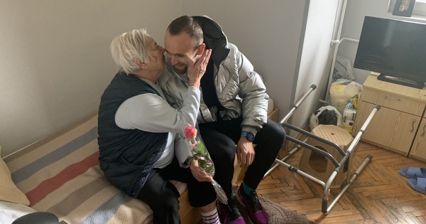 Amel Tuka podijelio cvijeće za 8. mart damama u Domu za stara i iznemogla lica