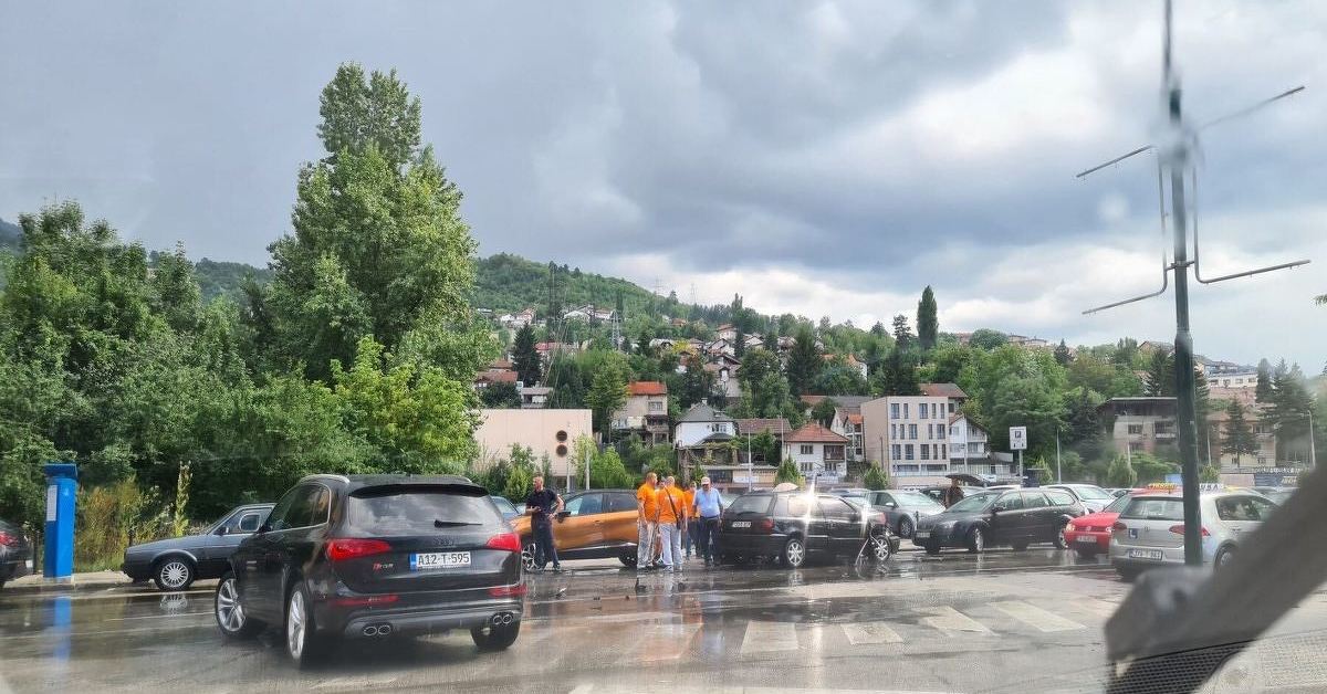 Sarajevo: Udes kod SCC-a uzrokovao veliku gužvu u saobraćaju Sarajevo: Udes kod SCC-a uzrokovao veliku gužvu u saobraćaju