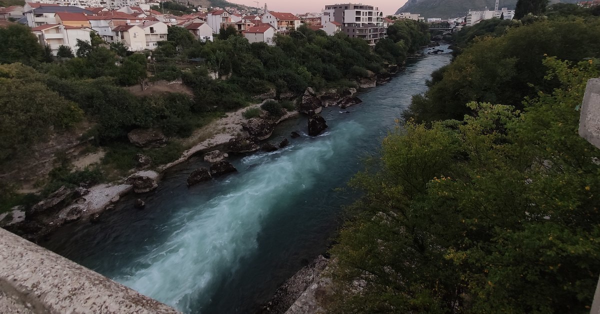 Neretvu zamutio talog iz akumulacije HE Mostar, modra boja se vratila ...