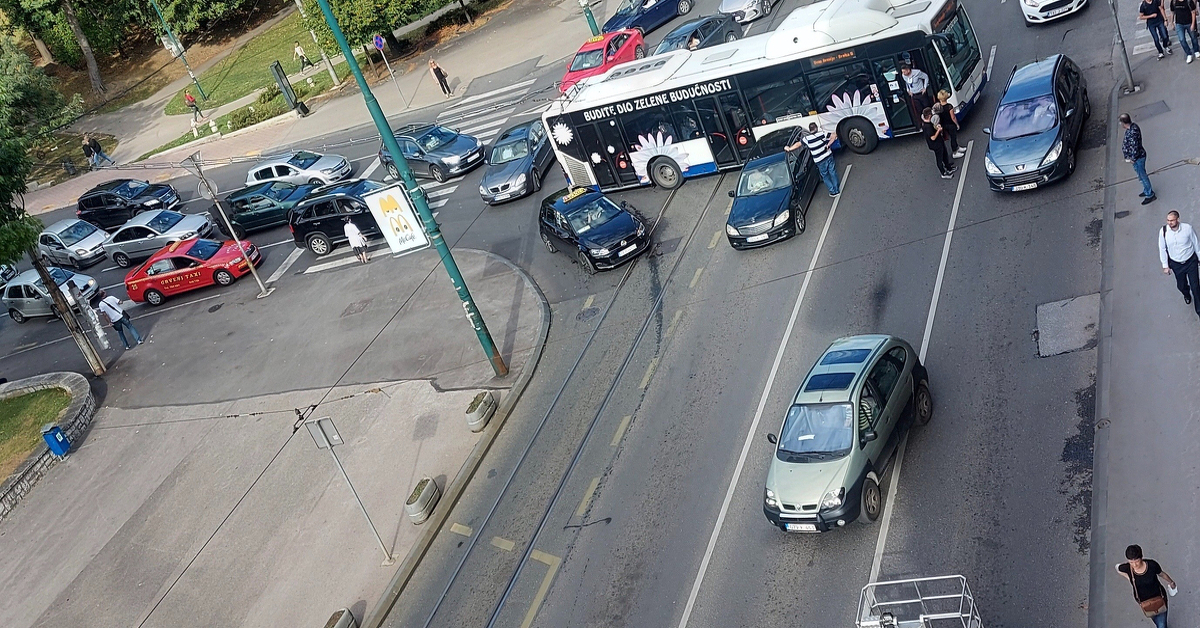Sarajevo: Sudar automobila i autobusa kod Predsjedništva, blokirana ...
