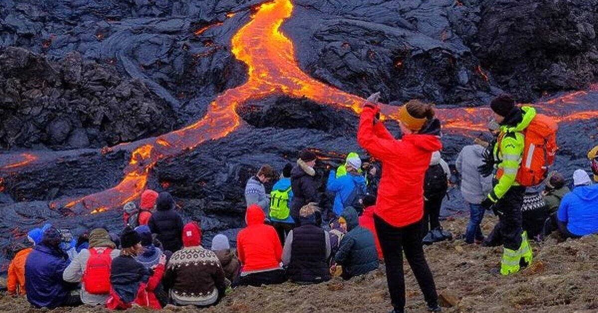 Erupcija vulkana na Islandu privukla veliki broj turista u neposrednu ...