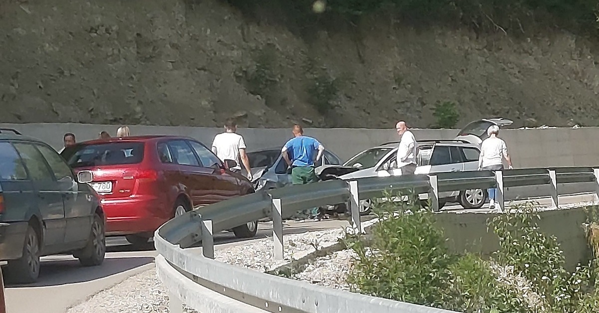 Jedna osoba povrijeđena u sudaru dva vozila kod Zenice