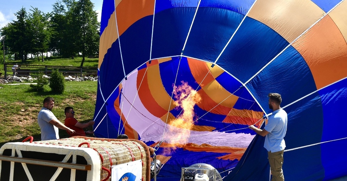 Turistička atrakcija: Na Trebeviću održan prvi let balonom na topli zrak