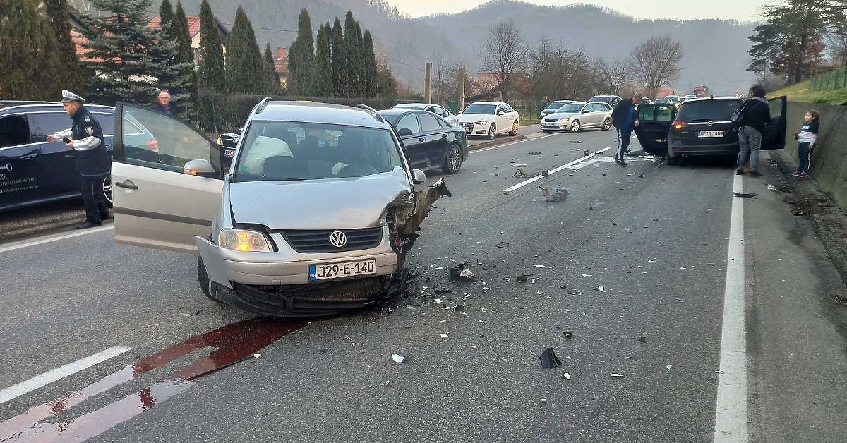 Dvije osobe povrijeđene u sudaru tri vozila kod Maglaja, formirane kilometarske kolone