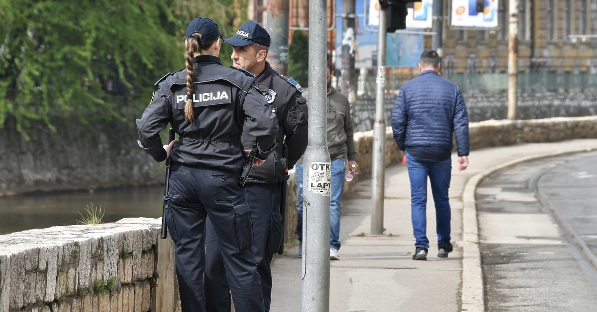 Pljačka u Sarajevu: Usred kafića oteli novac maloljetniku, prijetili mu ...