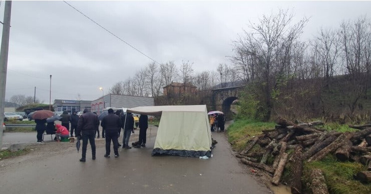 Srbi na sjeveru Kosova osmu noć zaredom ostaju na barikadama