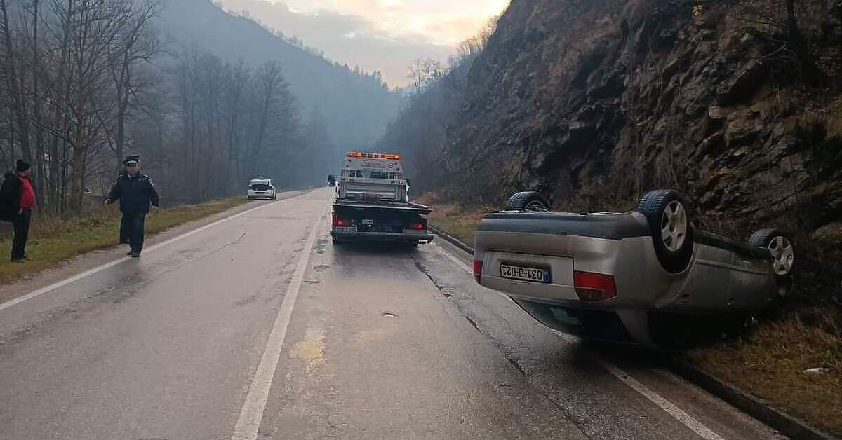 Saobraćajna nesreća kod Rogatice: Automobil završio na krovu, povrijeđen vozač