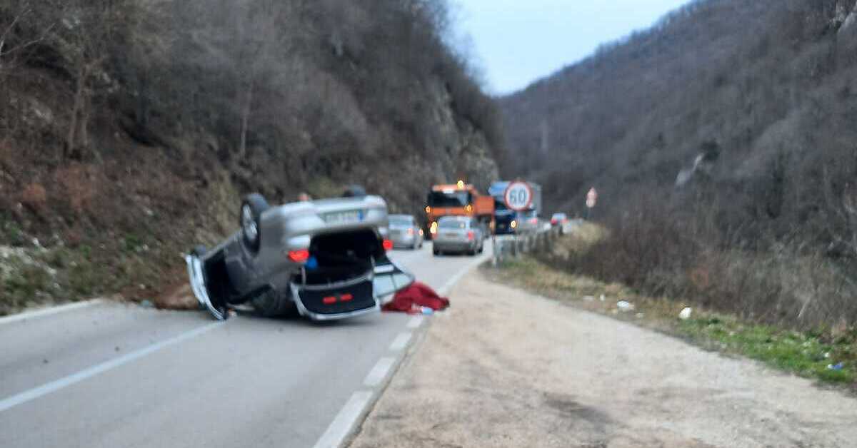 Automobil završio na krovu, obustavljen saobraćaj na putu Banja Luka - Jajce