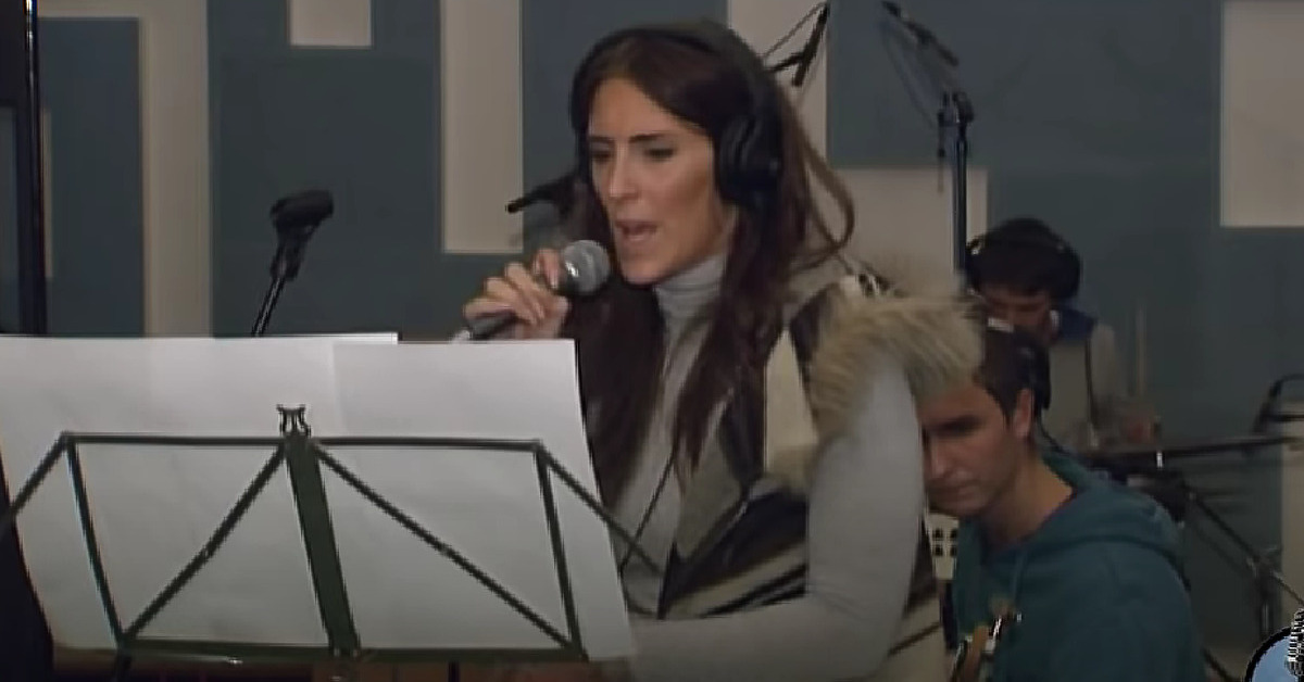 Danas je jedna od najpopularnijih pjevačica u regiji, no možete li je prepoznati na ovoj fotki?