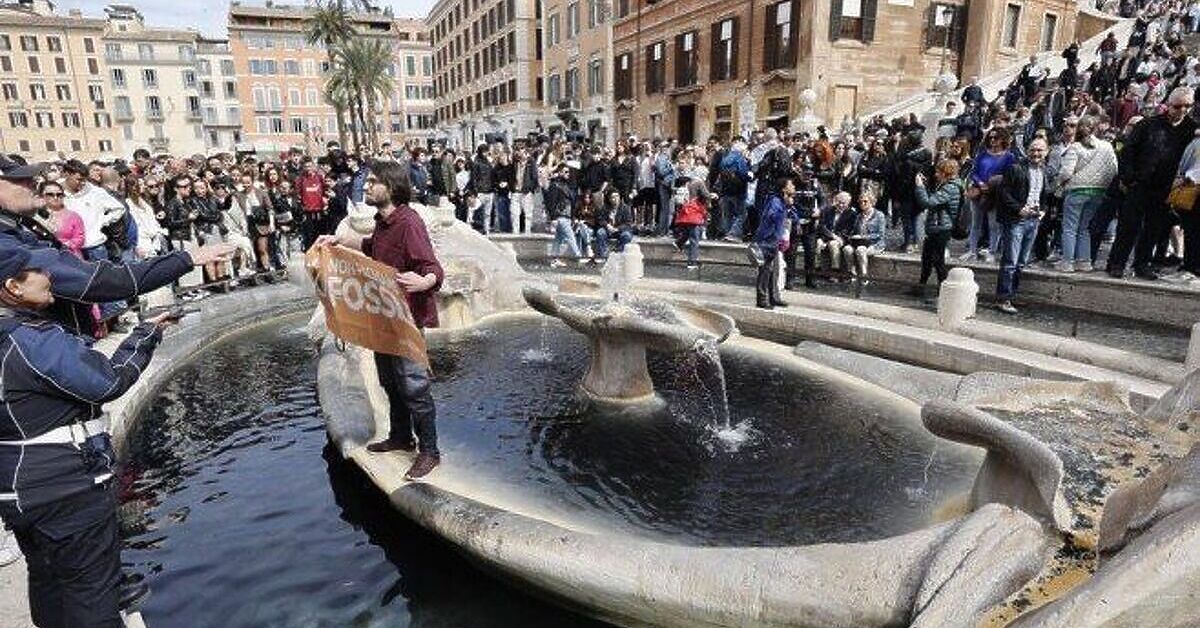Aktivisti u Rimu obojili u crno vodu poznate fontane