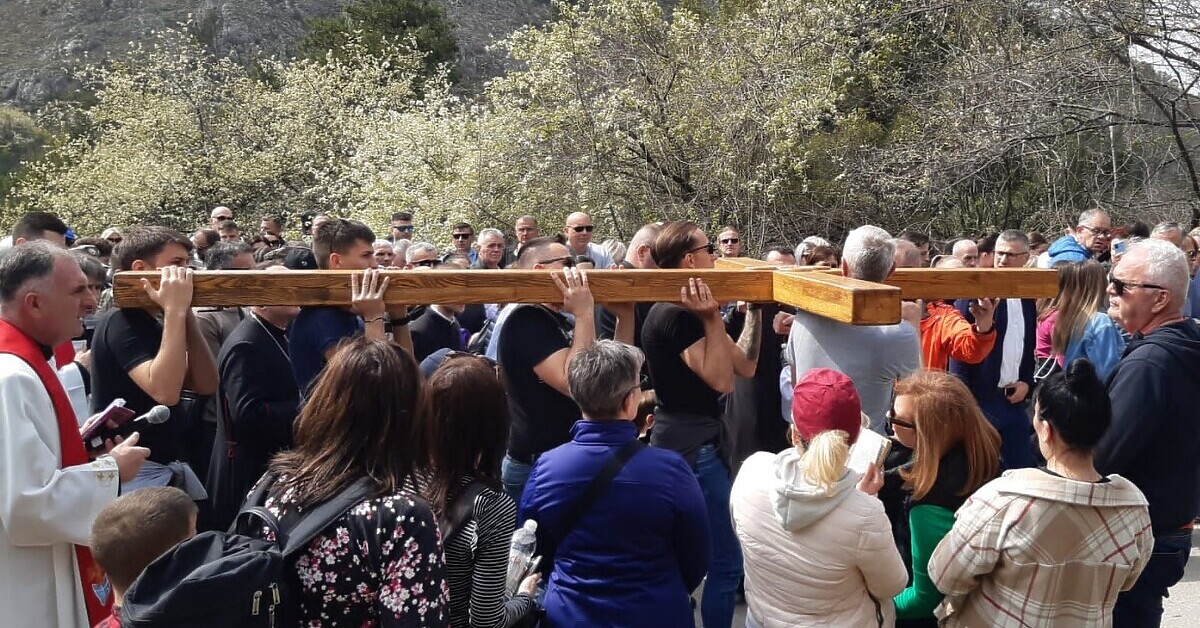 Hiljade vjernika hodočastilo na brdo Hum iznad Mostara uz procesiju ...