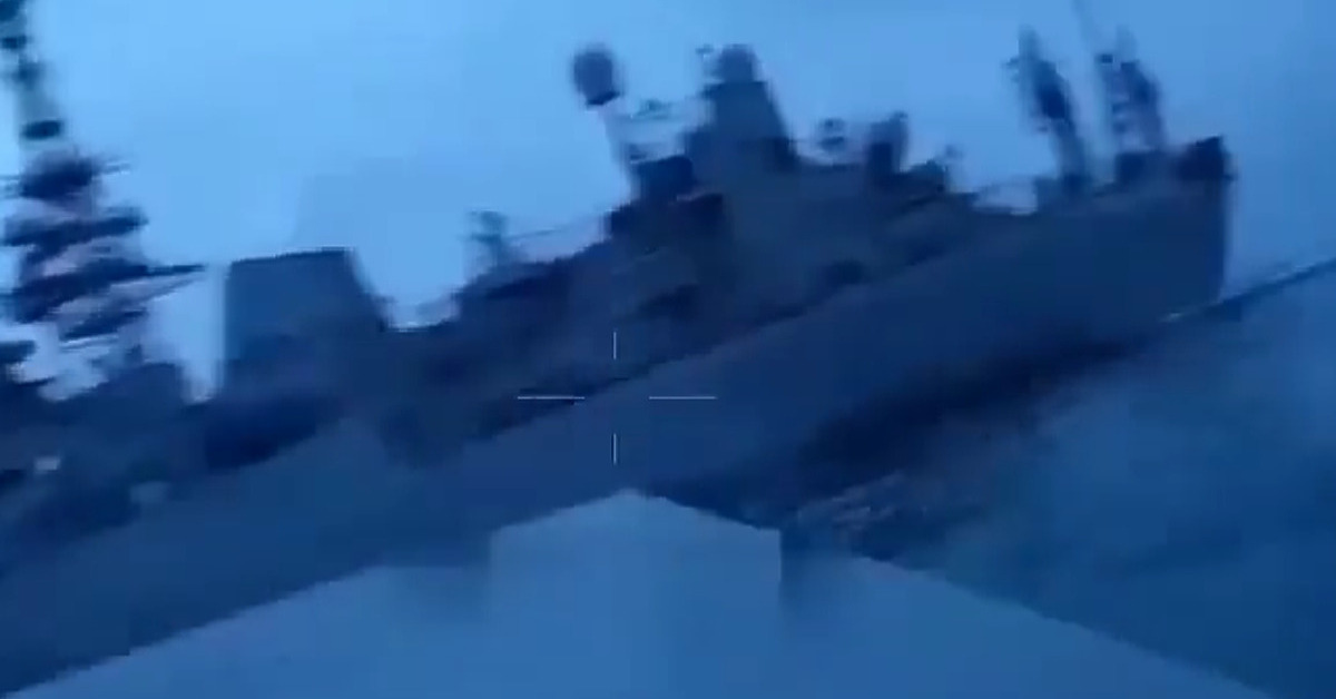 Objavljen snimak kako ukrajinski pomorski dron pogađa jedan od najmodernijih ruskih brodova