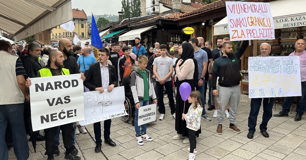 Pedesetak građana u Sarajevu na skupu protiv Povorke ponosa: Ne smeta im LGBT, ali im smeta ...
