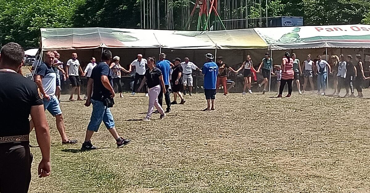 Visoke temperature nisu omele koridu kod Ustikoline: Borbe bikova ...