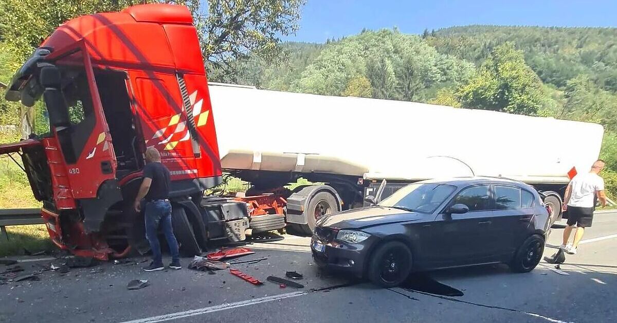 Sudar dva kamiona i putničkog vozila u Topčić Polju kod Zenice