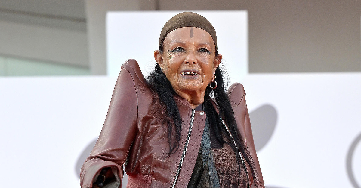 Žena specifičnog izgleda privukla pažnju na festivalu u Veneciji: Crni ...