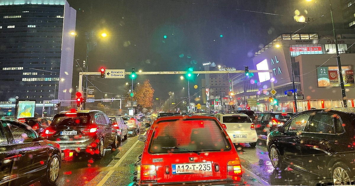 Jaka kiša stvorila probleme u Sarajevu: Formirale se kilometarske ... Jaka kiša stvorila probleme u Sarajevu: Formirale se kilometarske ...