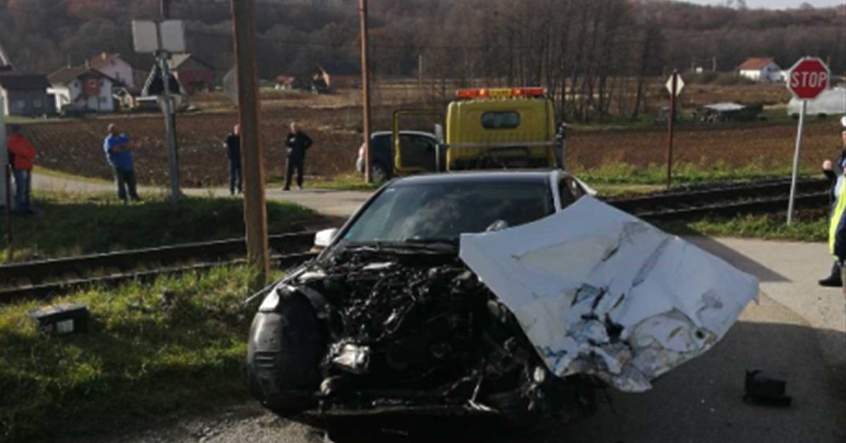 Putnički voz udario automobil u Stanarima kod Doboja: Vozilo uništeno ...