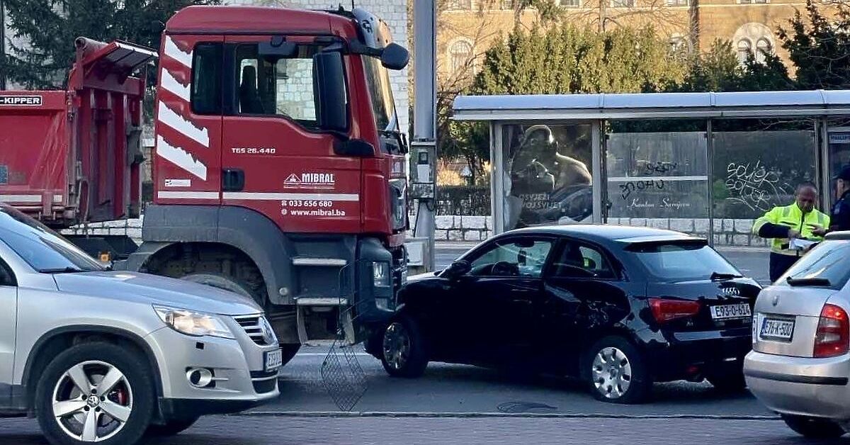 Saobraćajna nesreća u centru Sarajeva, sudarili se kamion i automobil