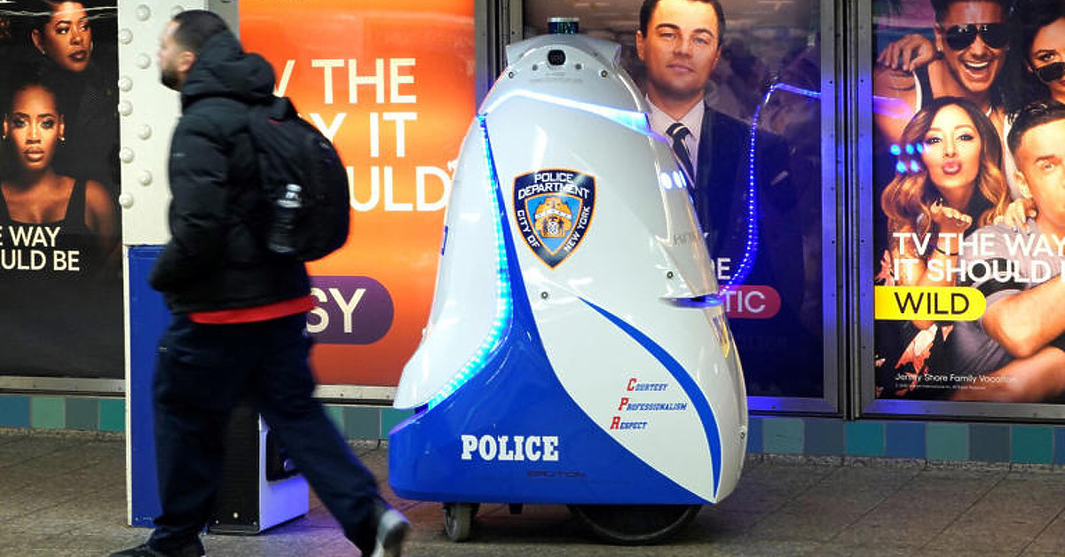 Policijski robot povučen iz metroa u New Yorku, ljudi ga šutali nogama ...