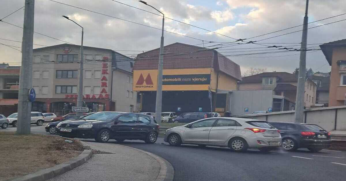 Sarajevo: Sudar vozila na kružnom toku u Hrasnom prouzrokovao velike gužve u saobraćaju