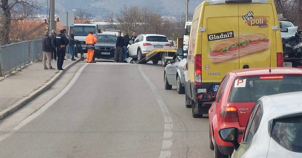 Teška nesreća kod Mostara: U sudaru četiri automobila povrijeđene tri osobe