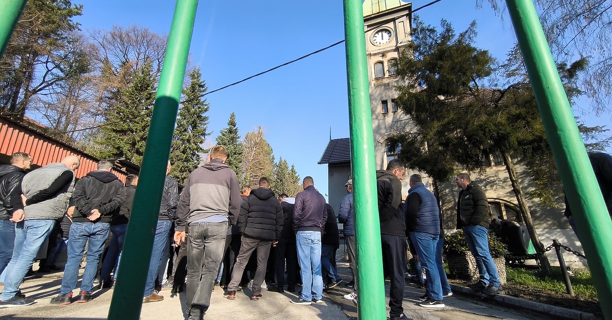 Zenički rudari se okupili pred direkcijom rudnika, još uvijek bez plata ...