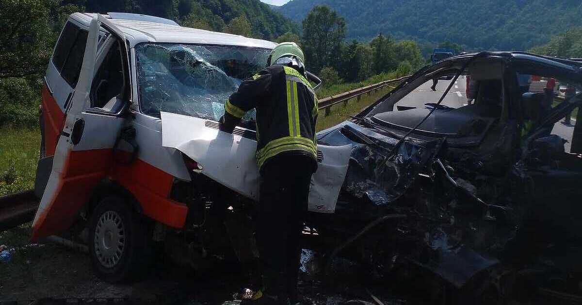 Potpuno blokiran saobraćaj kod Zenice zbog sudara dva kombija, više osoba povrijeđeno